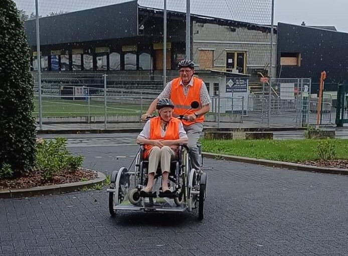 Vrienden van Ter Kimme doet woonzorgcentrum elektrische duofiets cadeau ...