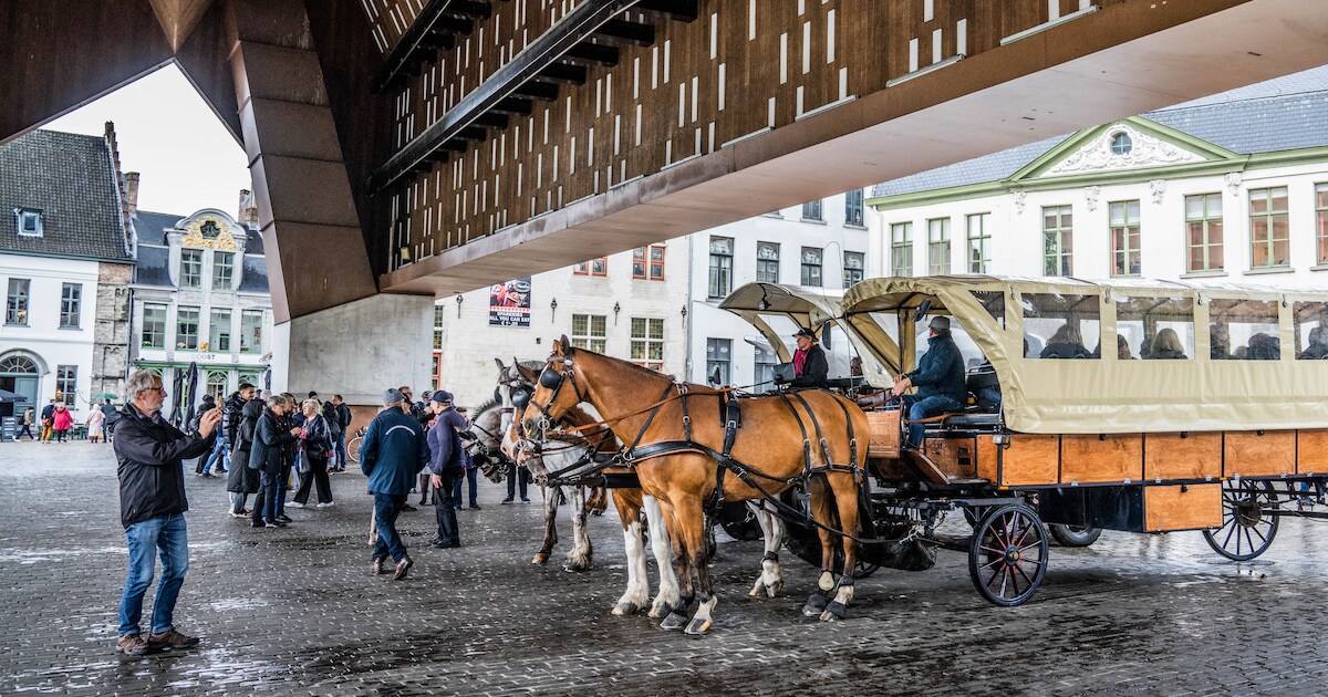 Paardenkoetsen onder de Stadshal, dat mocht toch niet meer? | Gent | HLN.be
