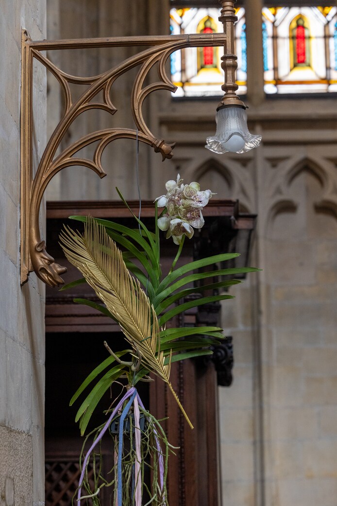 IN BEELD. Hangende tuin met honderden bloemen en gouden palmen siert ...