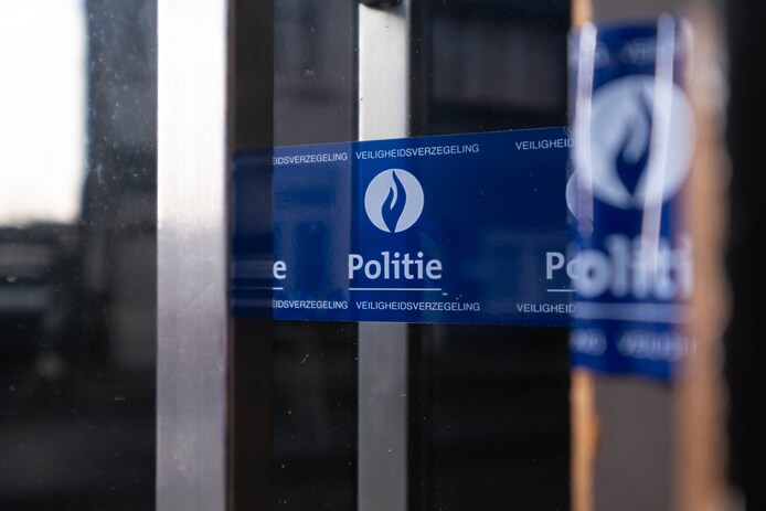 Dieven stelen wielen van trailer | Mechelen | hln.be