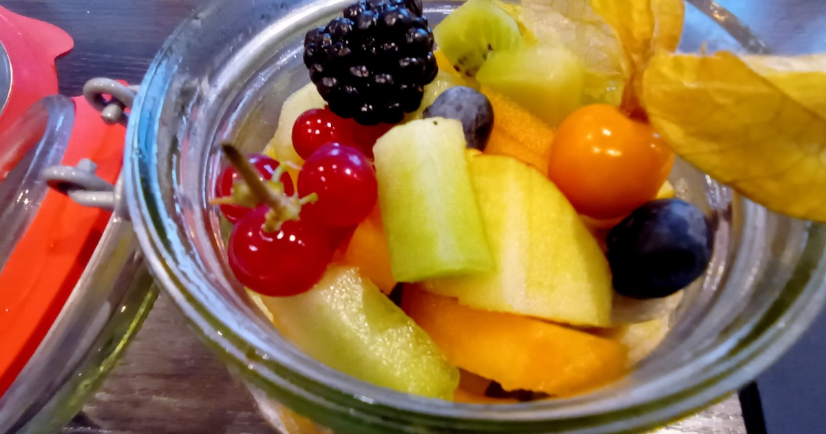 Samen fruitsalade maken tijdens de maandelijkse activiteit van Rootz ...