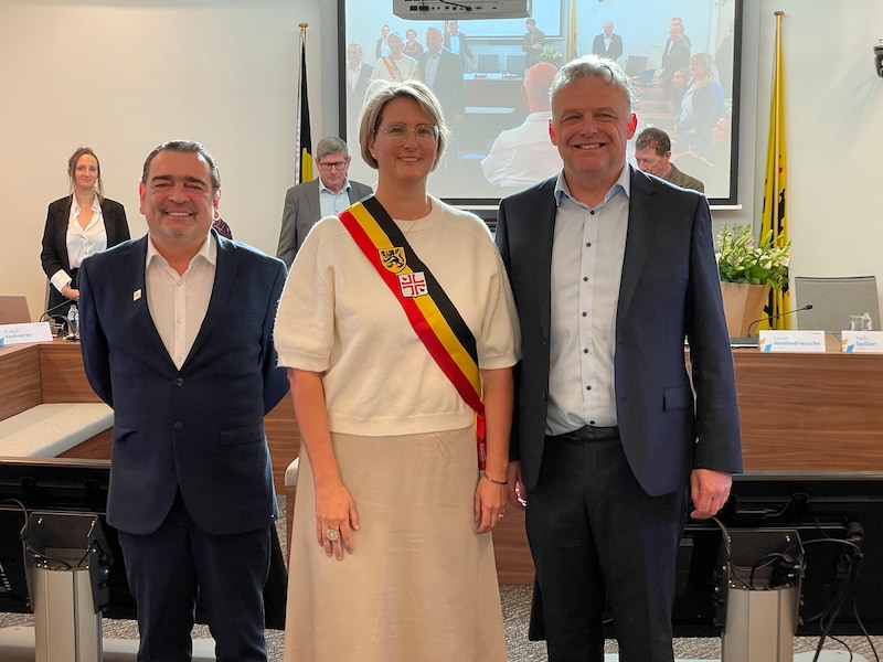 KIJK. Kelly Spillier legt eed af als burgemeester van Bredene tijdens ...
