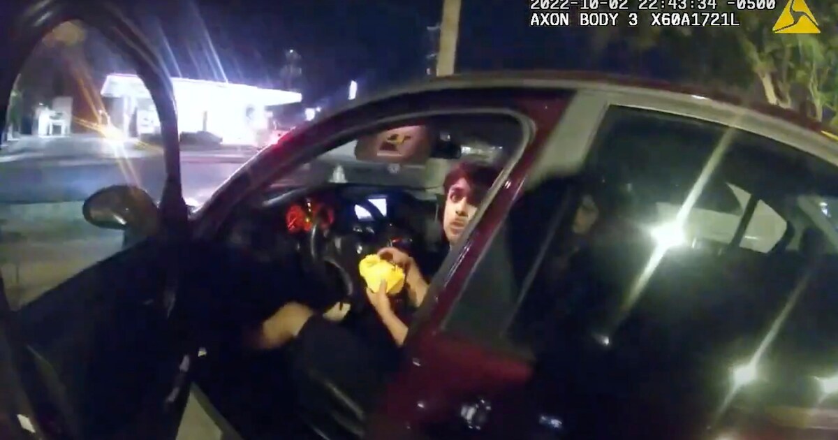 Agent die tien keer schoot naar onschuldige tiener aangeklaagd voor ...