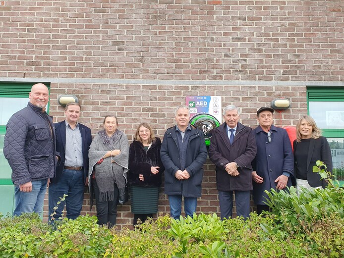 AED-toestel aan buitenmuur Vrije Basisschool De Vlinder | Zwalm | hln.be
