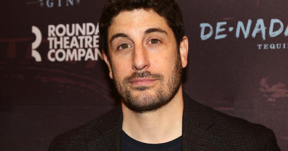 ‘American Pie’-acteur Jason Biggs getuigt over drugsverslaving: “Ik ...