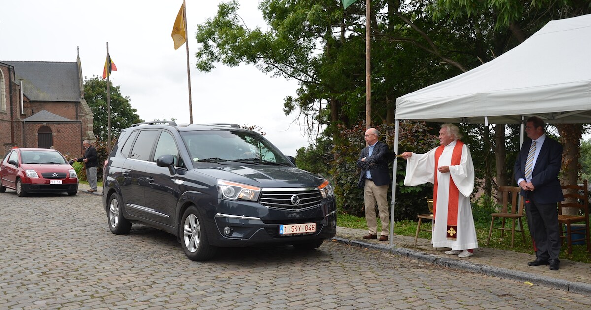Broederschap Sint-Kristoffel zorgt opnieuw voor autowijding aan kerk ...