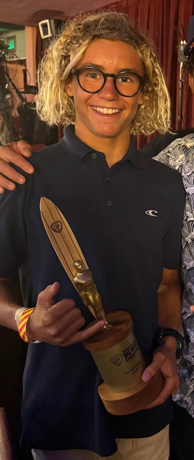 Kamiel (13) surft op 18 meter hoge golven en wint ‘Oscars van het ...