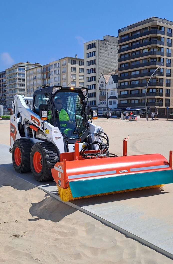 Deze machine maakt de Zeedijk en Planché zandvrij | De Panne | hln.be