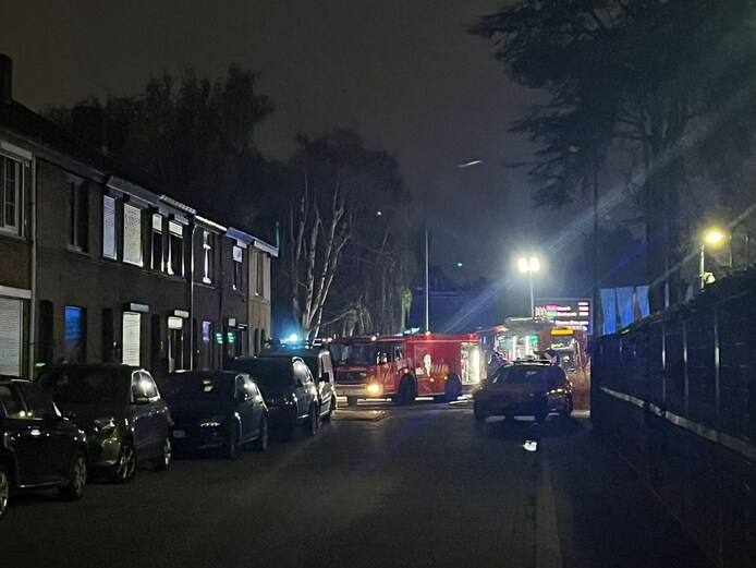 Brandweer rukt massaal uit voor woningbrand in Hasselt: man (70 ...