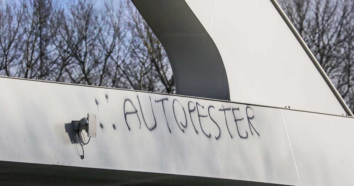 Protest tegen halve knip in Bissegem loopt uit de hand, nieuwe brug ...