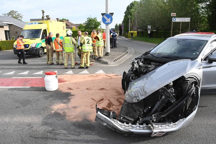 Twee bestuurders naar ziekenhuis na zware klap op kruispunt in Poperinge | Poperinge | hln.be