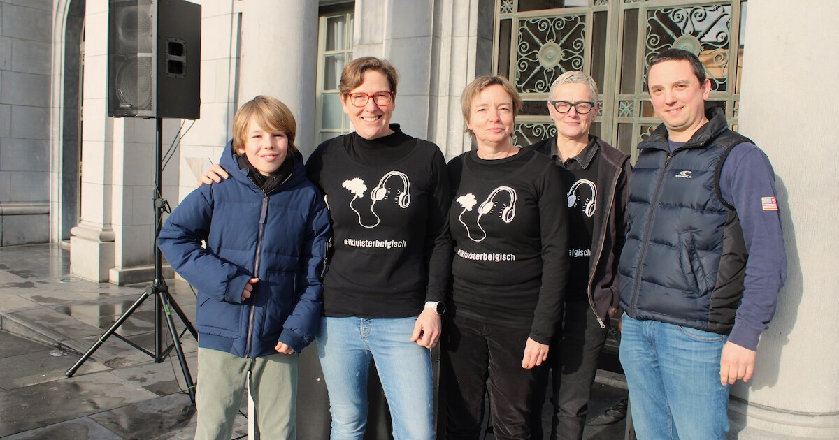 Belgische muziek galmde van aan het stadhuis over de zaterdagmarkt: c ...
