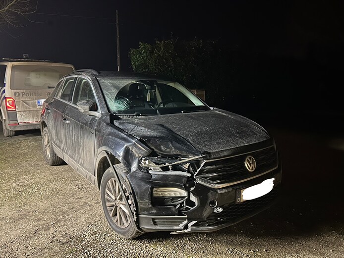 Fietsster (18) bezweken aan verwondingen na aanrijding op onverlichte weg in Poperinge ...