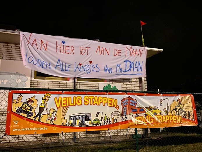 Opnieuw spandoeken aan de schoolpoort voor Meneer Daan: “Van hier tot ...