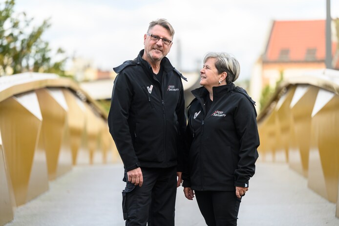 Mario (61) en Nancy (56) bewaken de kleedkamer van Madonna: “Onze ...