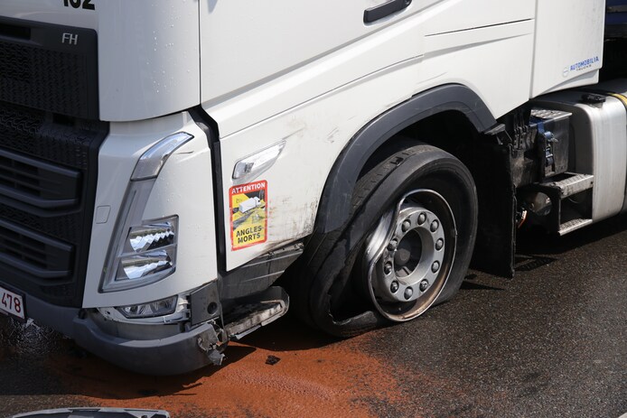 Frontale botsing tussen vrachtwagen en auto op N41 | Temse | hln.be