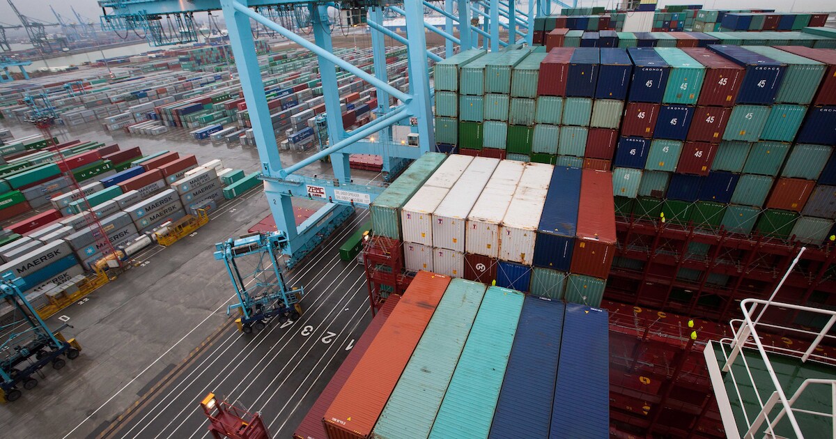 Transmigrant die uit koelcontainer werd gehaald krijgt nu zelf 6 ...