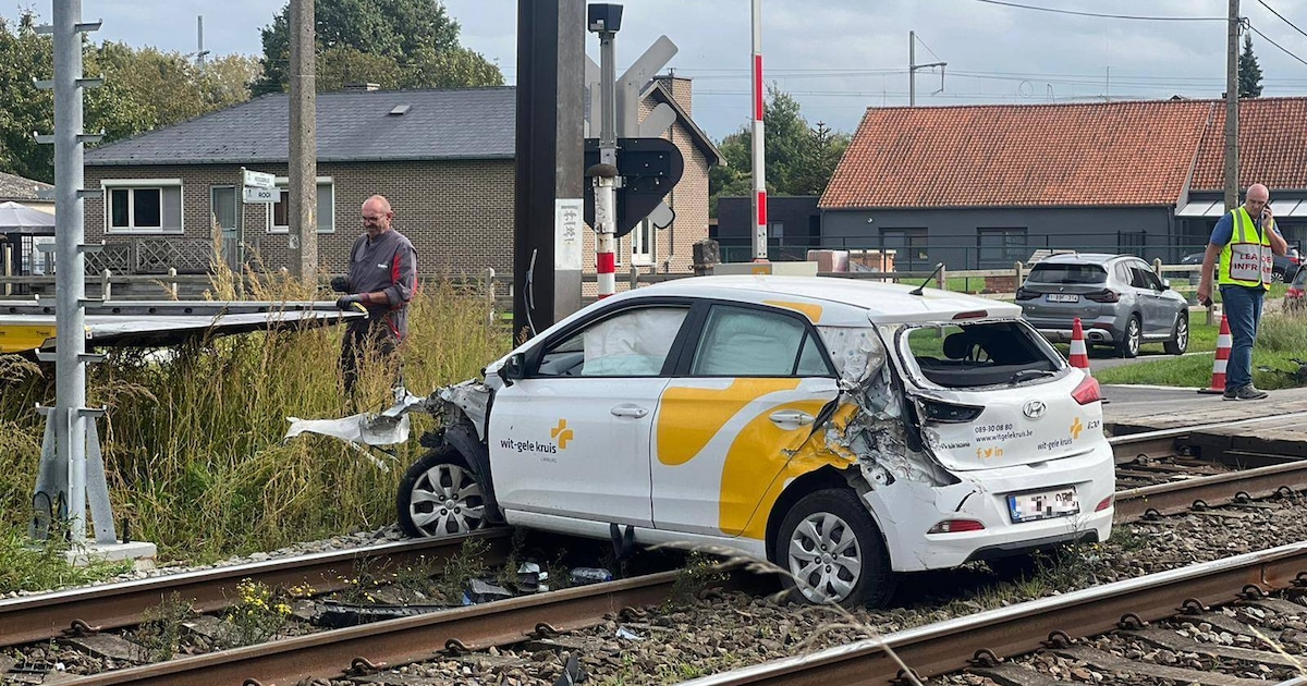 “Ik was verstrooid”: bestuurster (40) negeert slagbomen en wordt ...