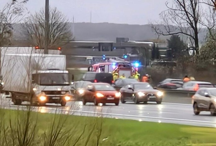 Brandend voertuig op de pechstrook van E17 in Deerlijk veroorzaakte ...