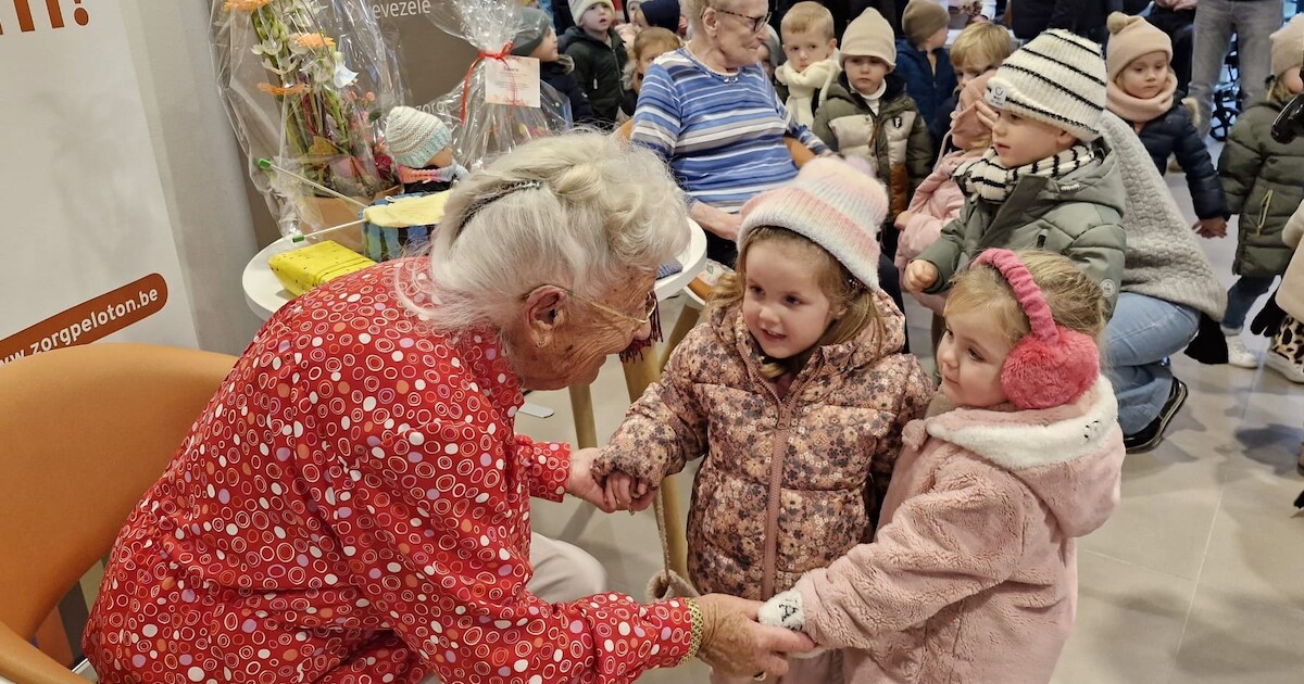KIJK. 110 schattige kleutertjes komen 100-jarige Laura en Maria een ...