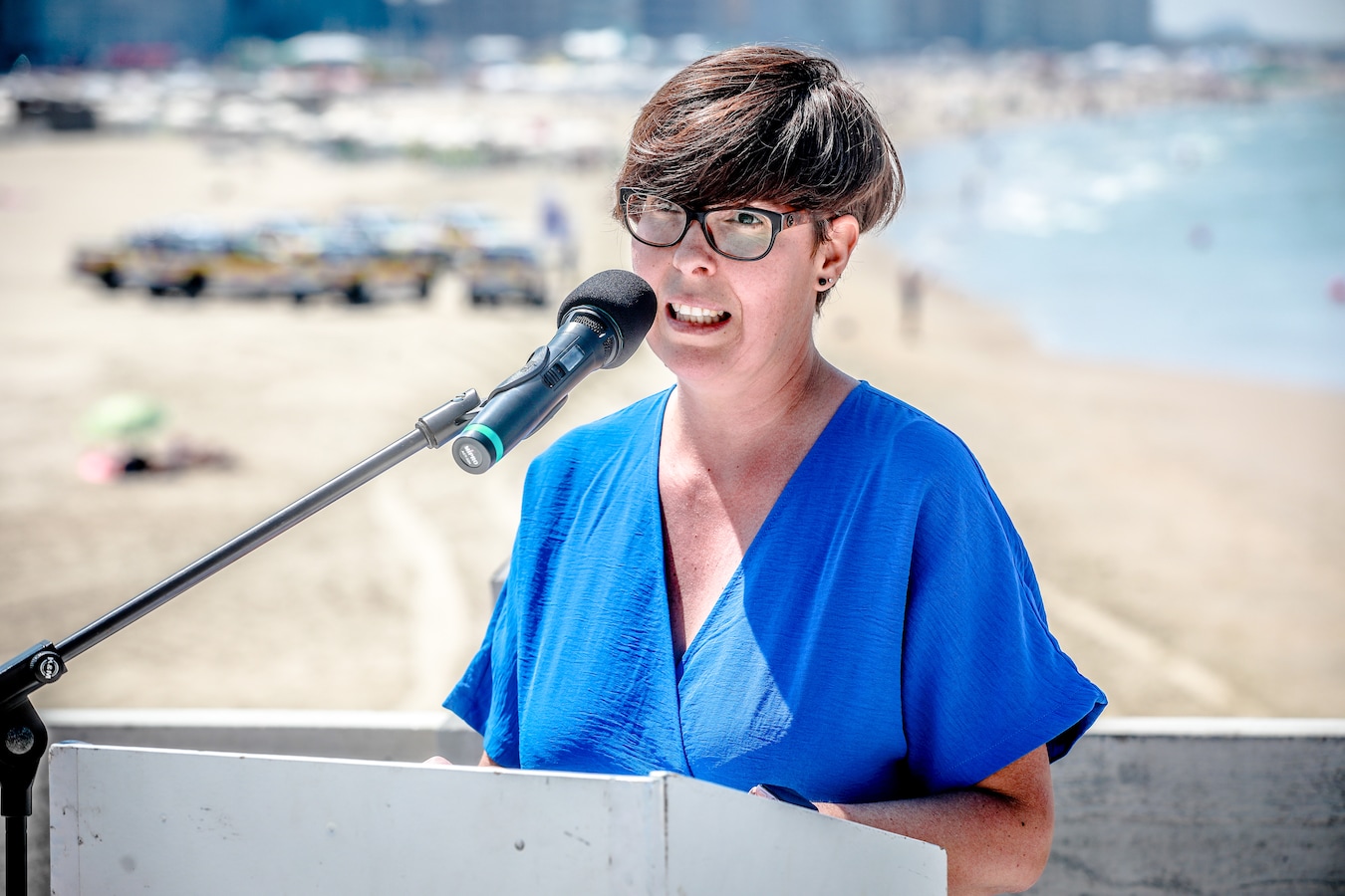 KIJK. Kustredders halen Tom Waes uit onze Noordzee om strandgangers ...