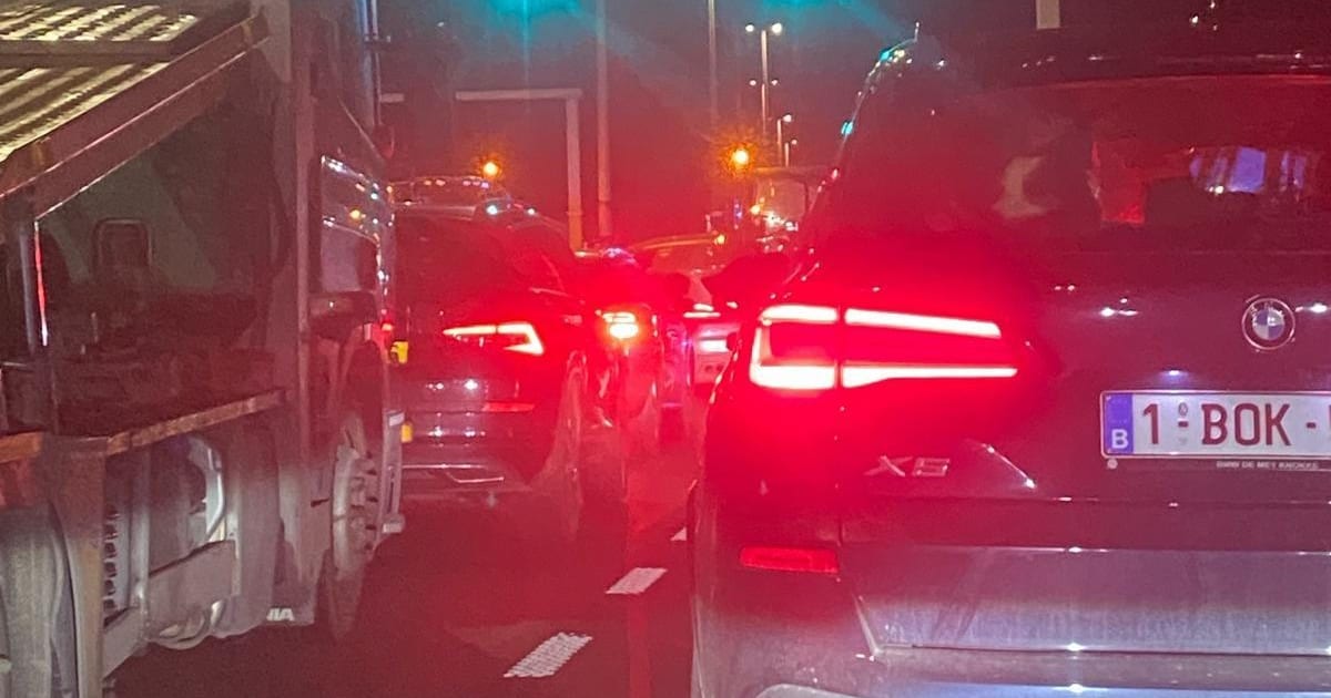 Boeren blokkeren E34 in Lembeke: verkeer staat stil in beide richtingen | Kaprijke | HLN.be