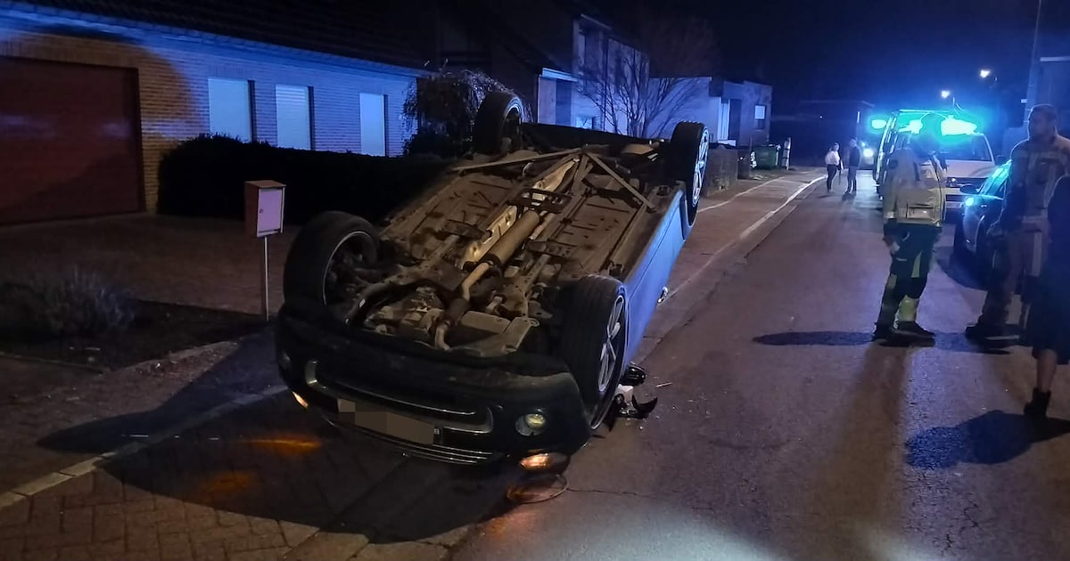 Auto ramt geparkeerde wagen en belandt op dak: bestuurster lichtgewond ...