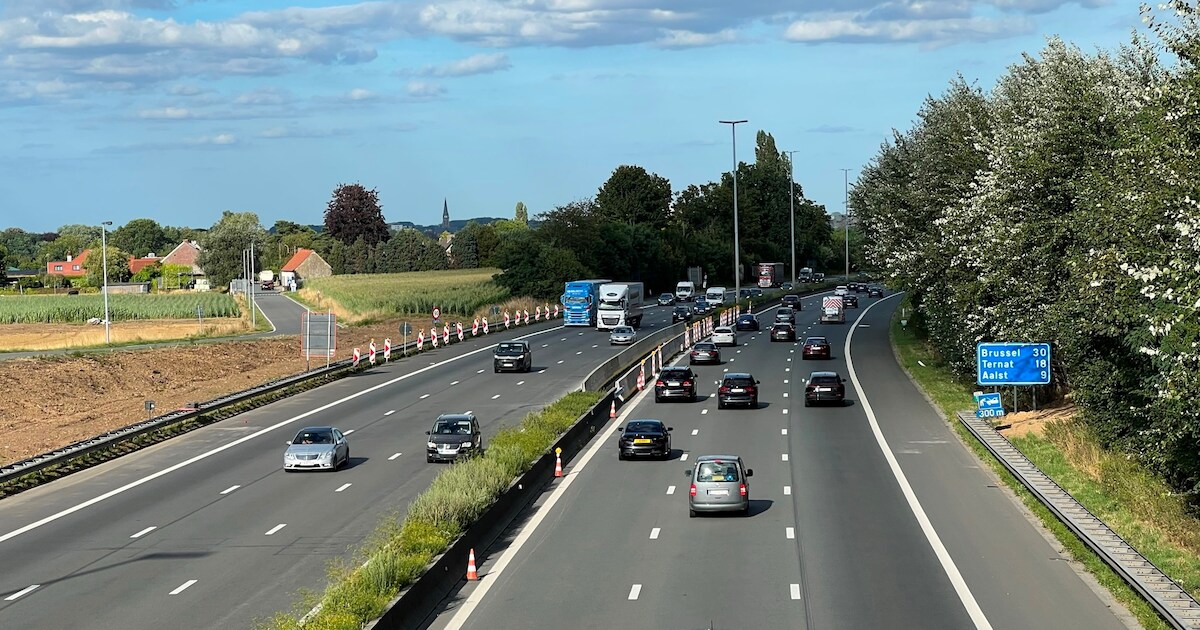 Twee rijstroken versperd op de E40 richting Gent ter hoogte van Erpe ...