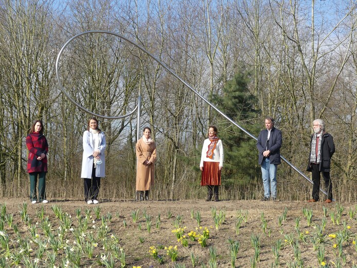 Ferm opent Vlaamse troostplek met monumentaal kunstwerk in Deinze ...