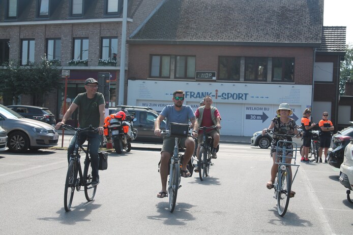 120 fietsers voeren actie voor deftig fietspad langs N12: “Tijd van surplacen is voorbij ...