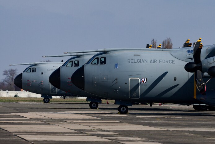 Voor de echte fans: neem je communiefoto's eens tussen de militaire ...