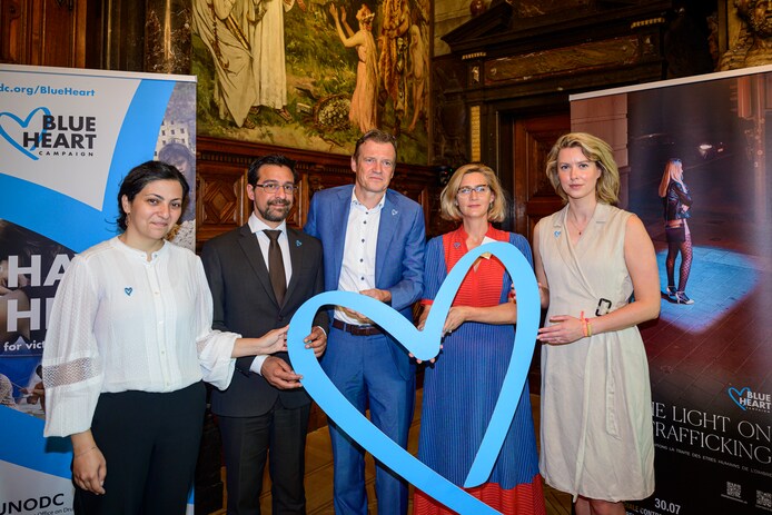 Nationale Blue Heart-campagne tegen kinderhandel afgetrapt in Antwerpen ...