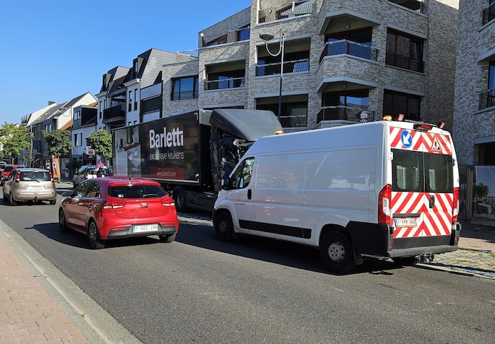 Bus vol kinderen rijdt achteraan in op geparkeerde verhuiswagen | Oud ...
