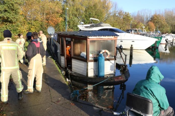 Oude woonboot dreigt even te zinken in Herentalse jachthaven ...