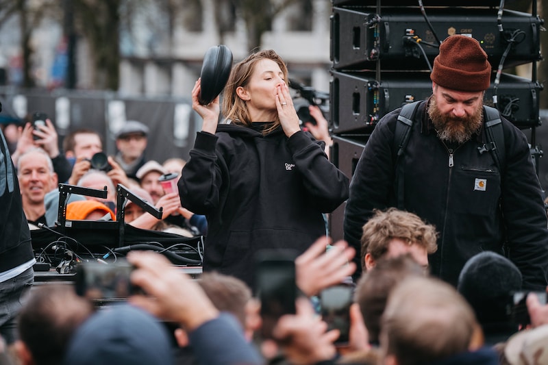 Regen, overbelast netwerk en alle generaties: Charlotte de Witte ...