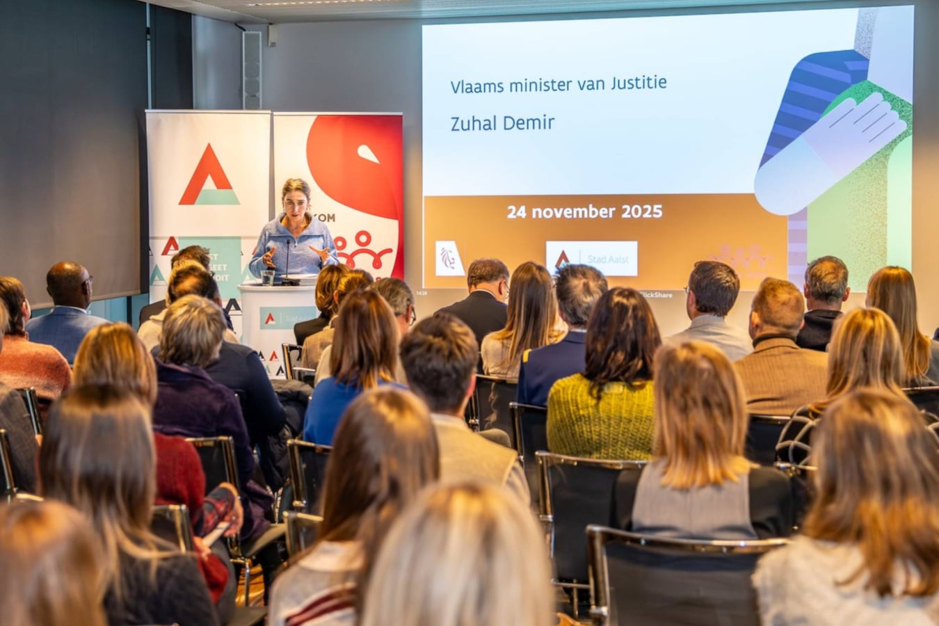 Cath Luyten debuteert met roman over extreem geval van stalking: “Soms stond hij ’s nachts in ...