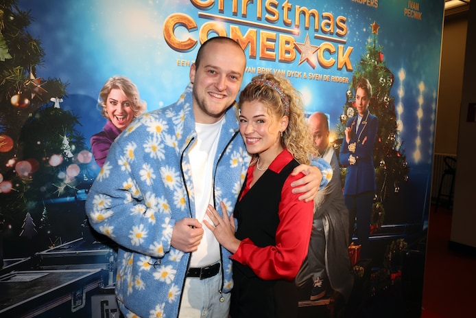 IN BEELD. Zowel ex-vrouw als zoon komen Gunther Levi aanmoedigen ...