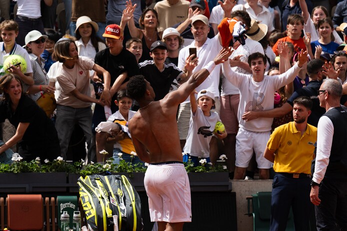 KIJK. Man en vrouwen strijden om shirt van Franse publiekslieveling op ...