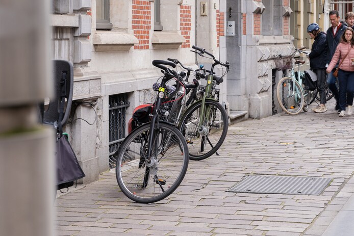 Fiets in de weg? Stad haalt verkeerd gestalde tweewielers weg uit ...
