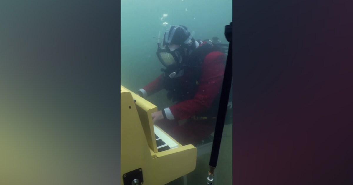 Beelden tonen pianist die speelt op de bodem van de zee | Het leukste ...