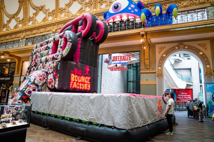 King Kong beklimt opnieuw de Boerentoren: gigantische opblaasbare ...