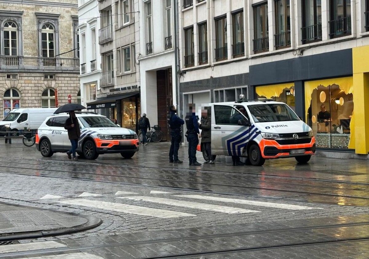 Dronken man valt mensen lastig in centrum Gent, politie pakt ook ...