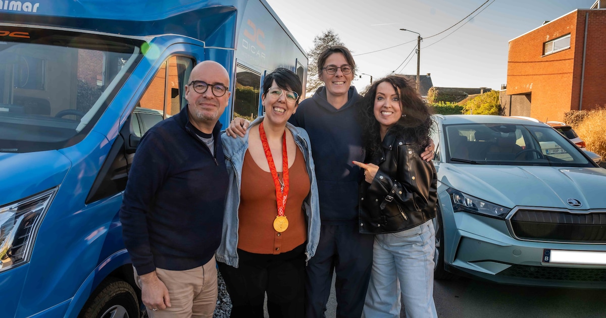 En plots duikt Tia Hellebaut op aan de JOE-camper van Sven en Anke ...
