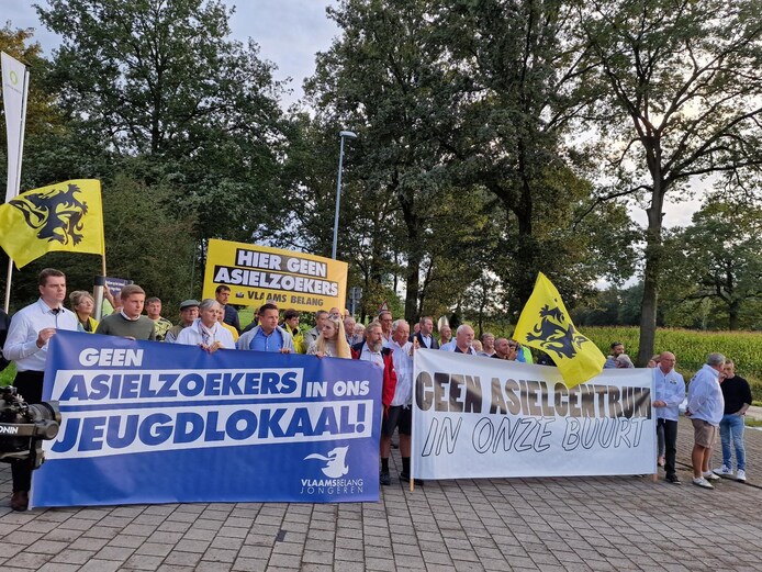 Vlaams Belang voert actie tegen komst van asielzoekers naar de Hoge Rielen | Turnhout | hln.be