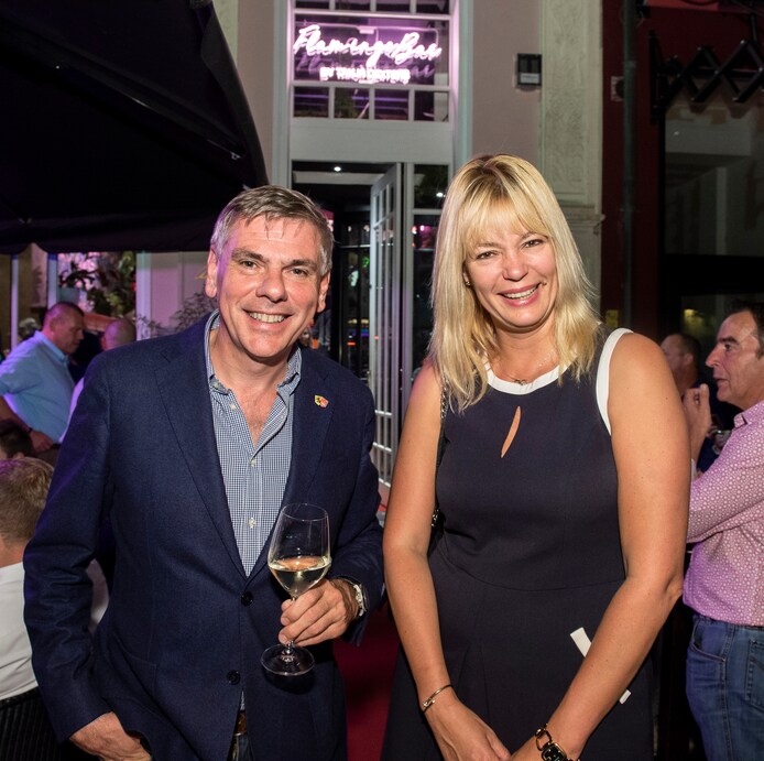 Geld, macht en een blonde vrouw: dit is wat Filip Dewinter naar Russen ...