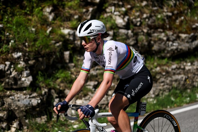 Lotte Kopecky verliest negentien minuten in bergrit Giro Donne: “Pijn ...