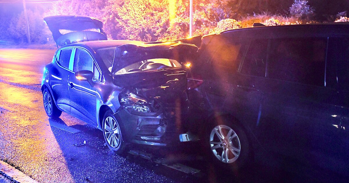 Vrouw valt in slaap achter het stuur en knalt tegen geparkeerde BMW in Ardooie | Ardooie | HLN.be