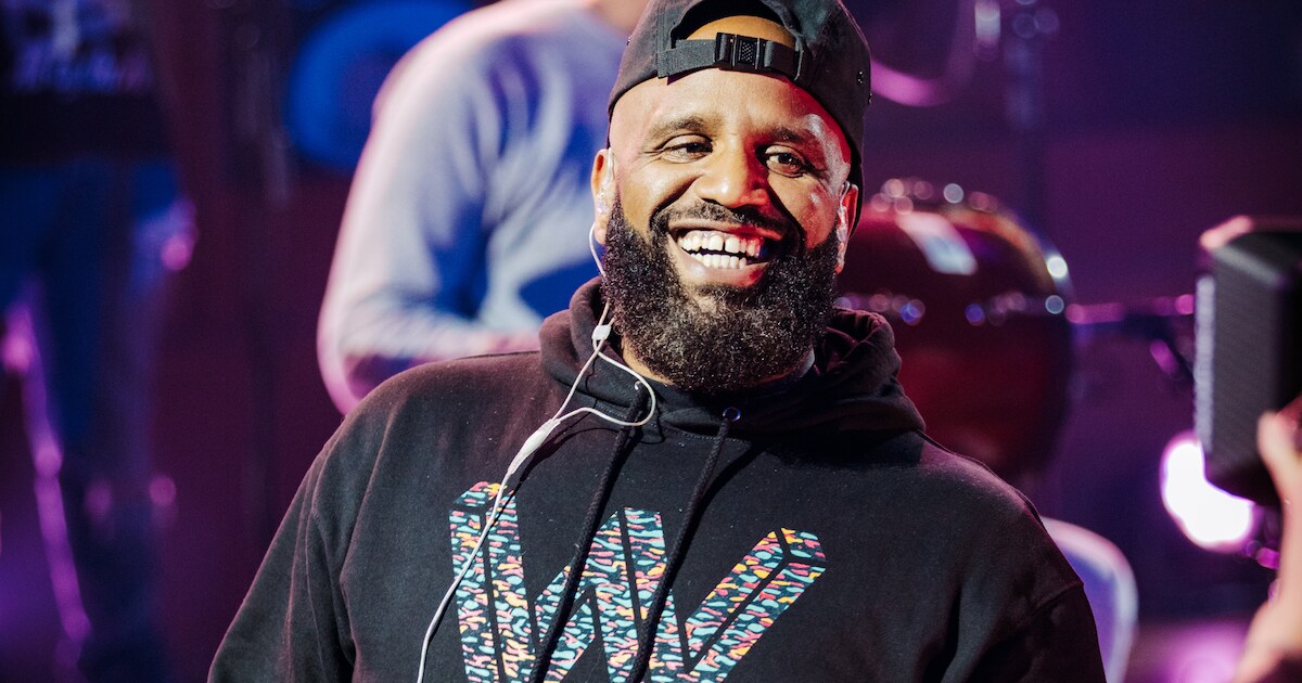 Rapper van ‘De Jeugd van Tegenwoordig’ speelt eigen theatershow in ...