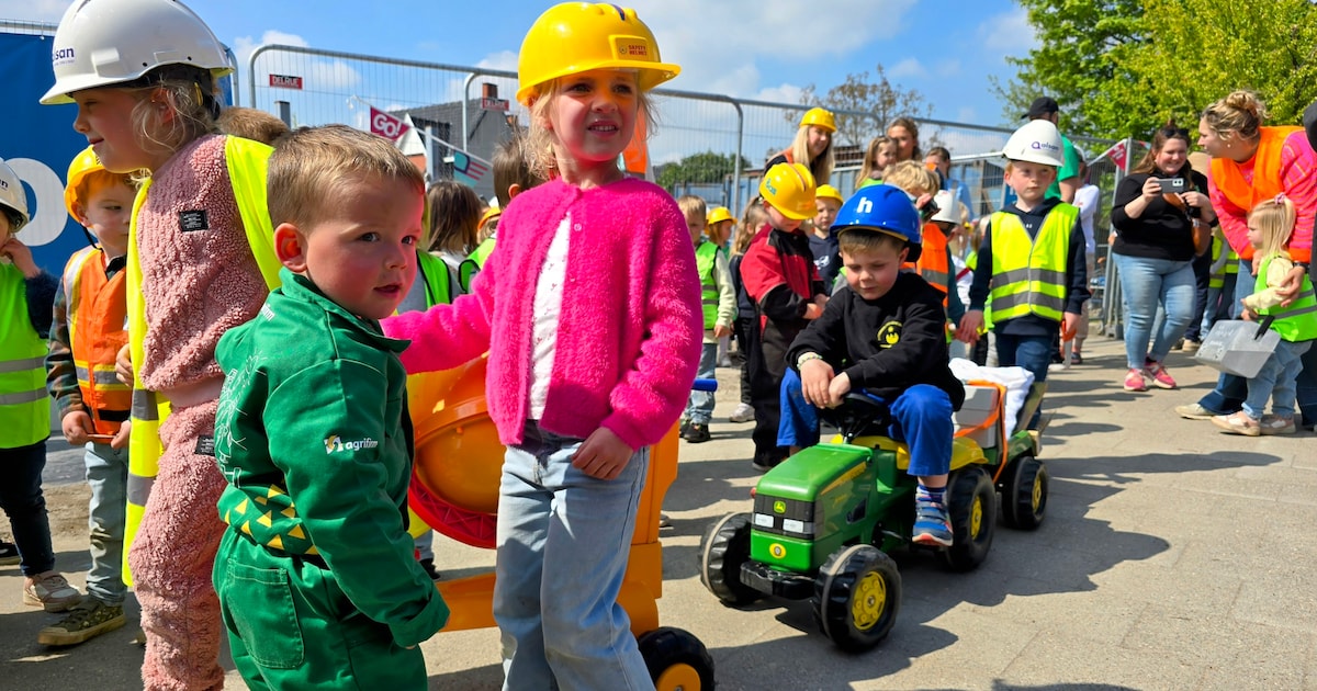 KIJK. Kleine ‘Bob de Bouwers’ leggen na 153 jaar eerste steen voor nieuwe school Kruipuit ...