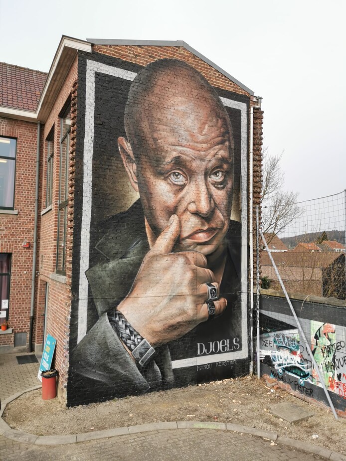 Metershoog portret van Manou Kersting op gevel in Ronse dankzij ...